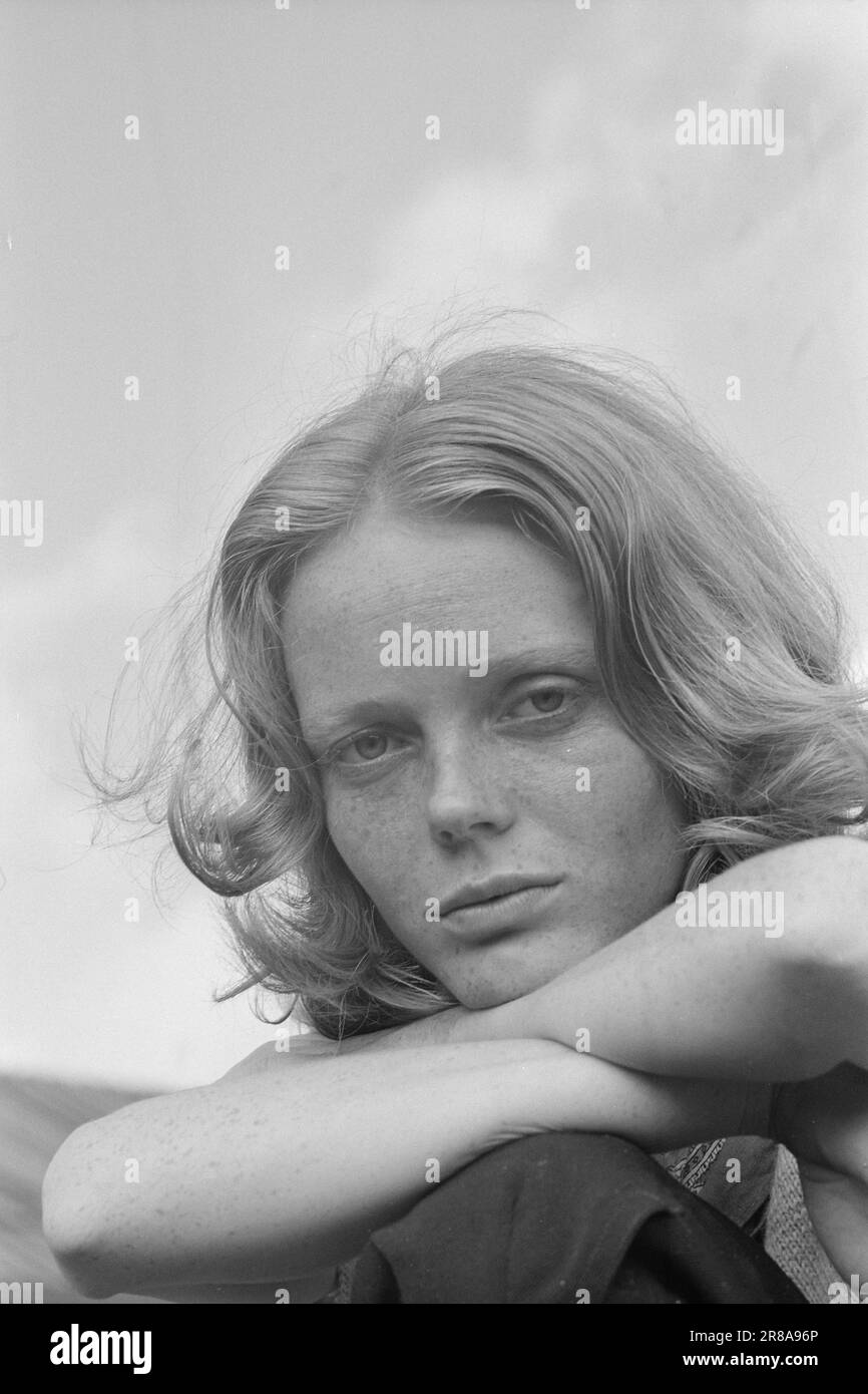 Current 34 - 3 - 1974: Love on the runThe dramatic love story between ...