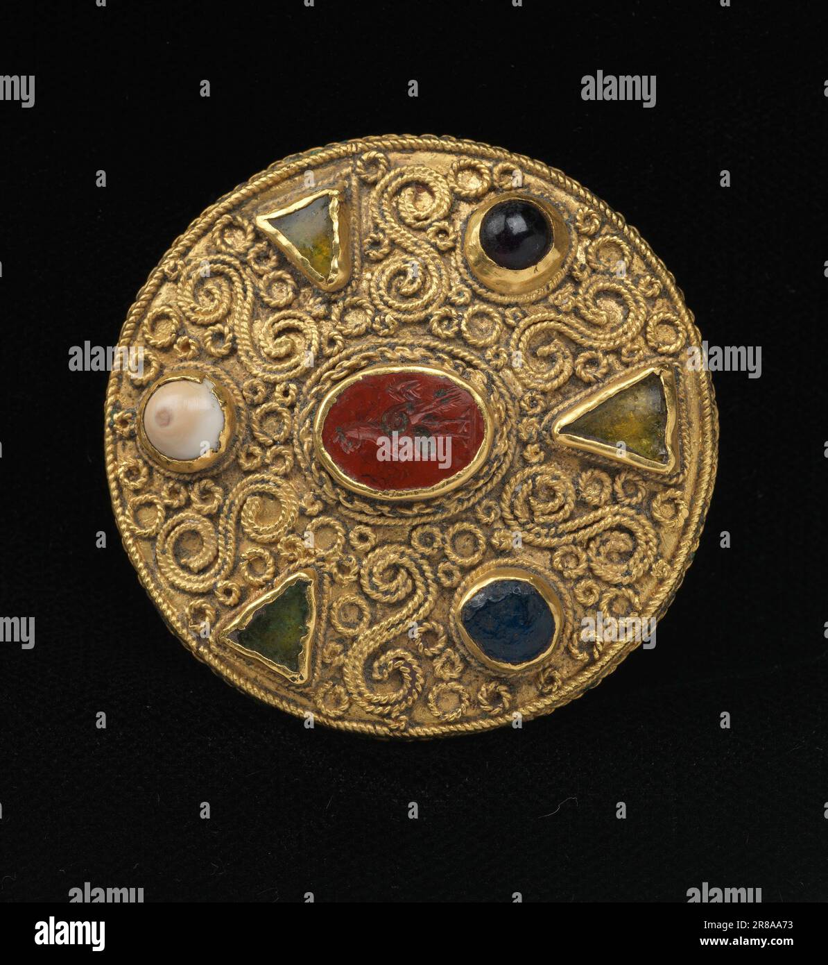 Ancient clothing brooch hi-res stock photography and images - Alamy