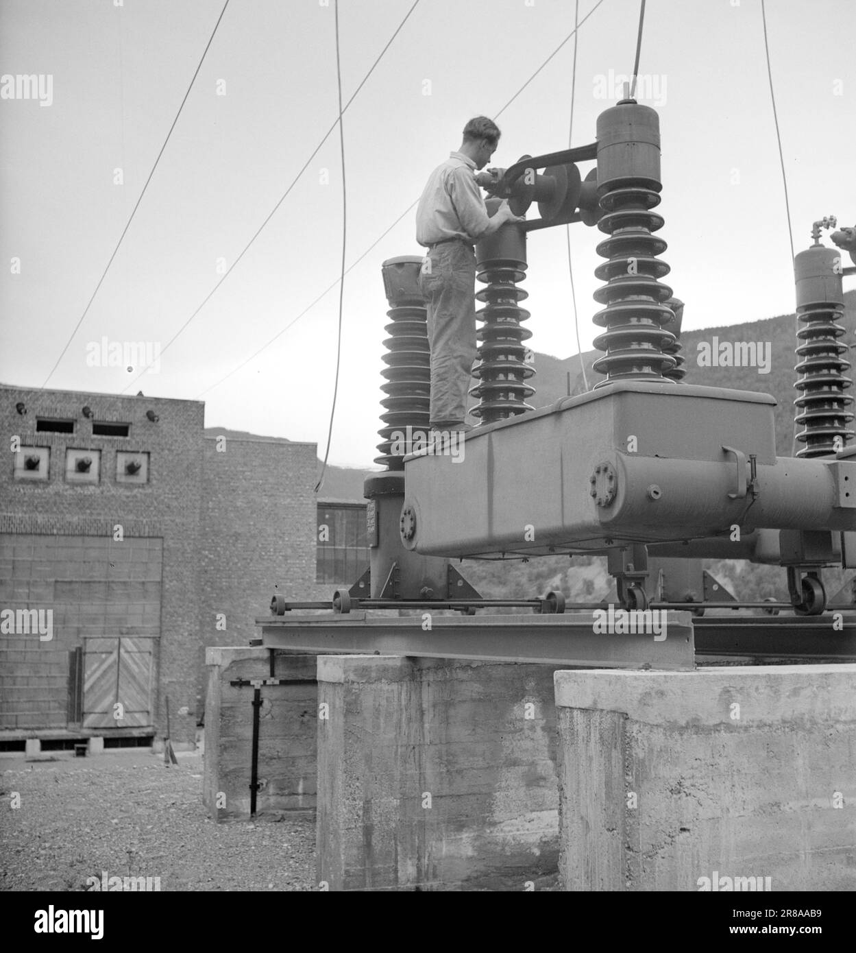 Actual 12-1948: The giant factory in Årdal. Årdal works.Photo: Sverre A ...