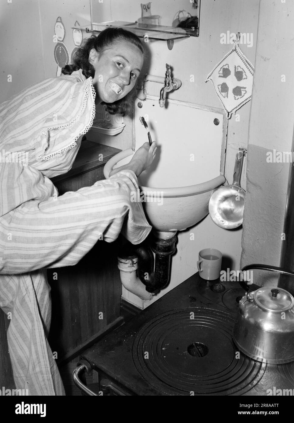 Actual 20-4-1947: Armless Tønsberg girlArmless Tønsberg girl who stands ...