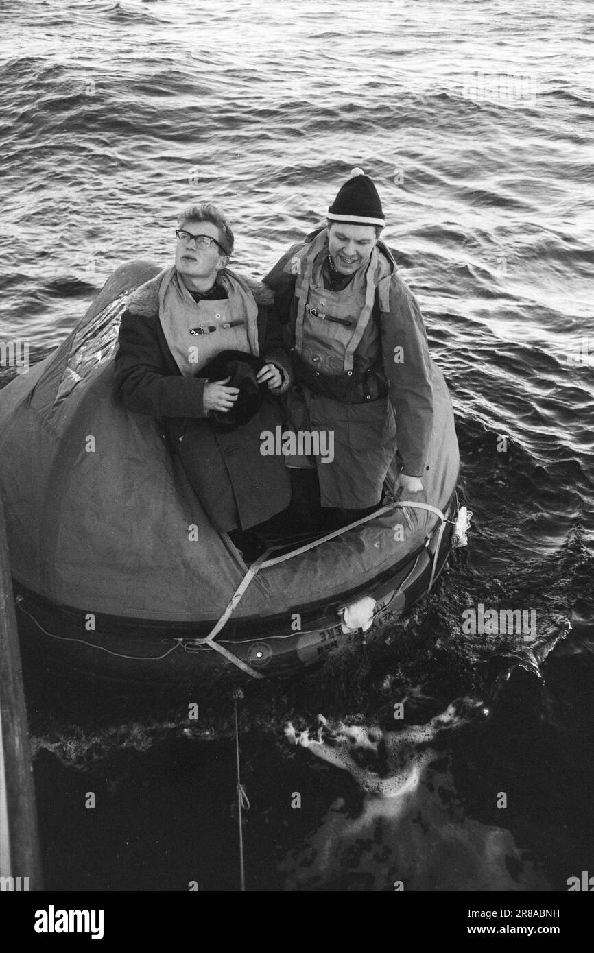 Current 15-6-1960 : When ships go down Aktuell's employee tries out new ...