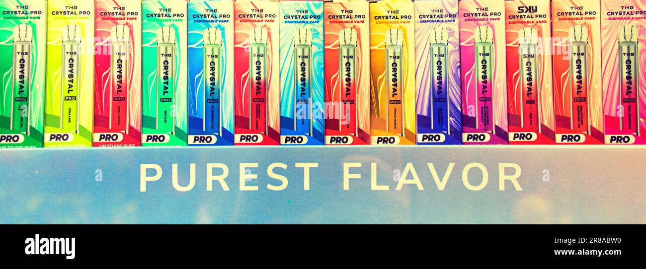 Children smoking cigarettes hi-res stock photography and images - Alamy