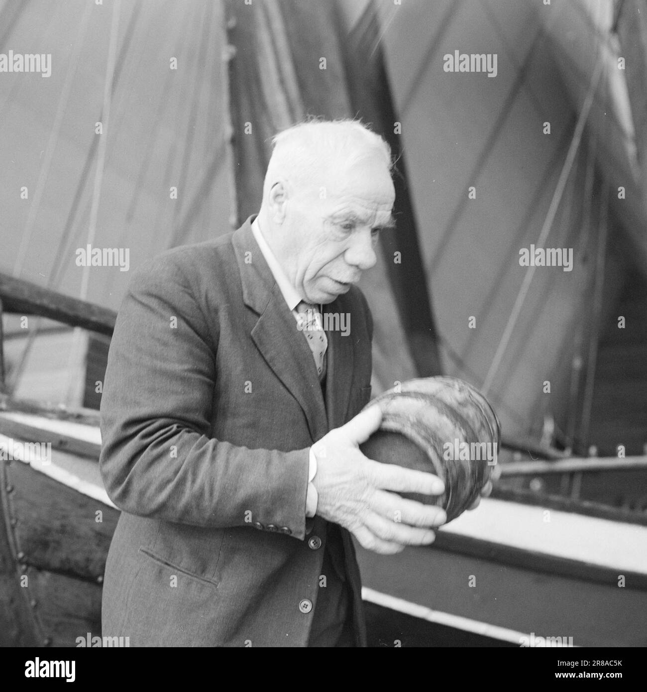 Actual 13-8-1960: Foxskin-mota Georg Brjønnes, the trapper and bear ...