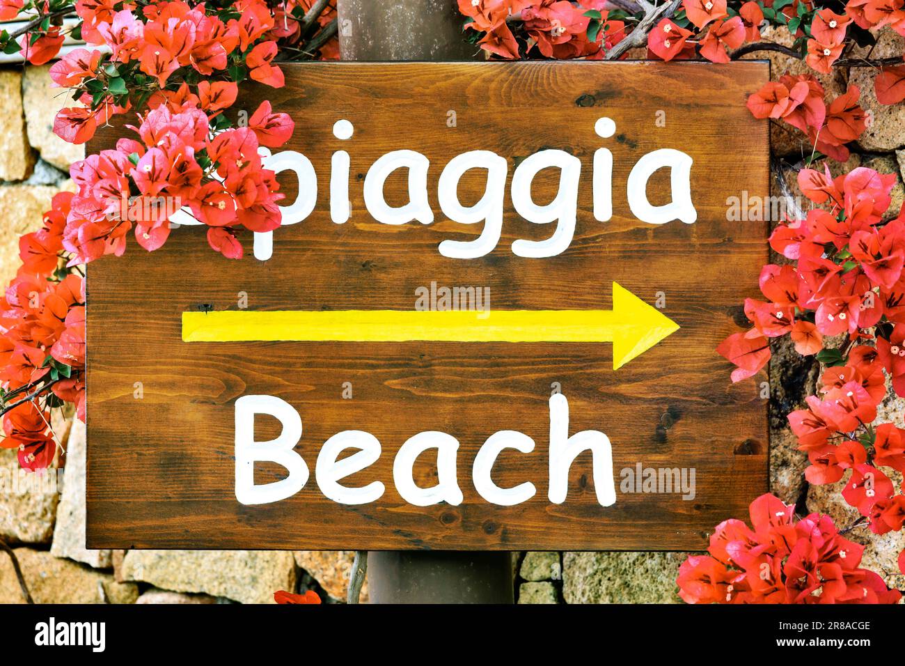 Wooden signpost to the beach in Italy Stock Photo - Alamy