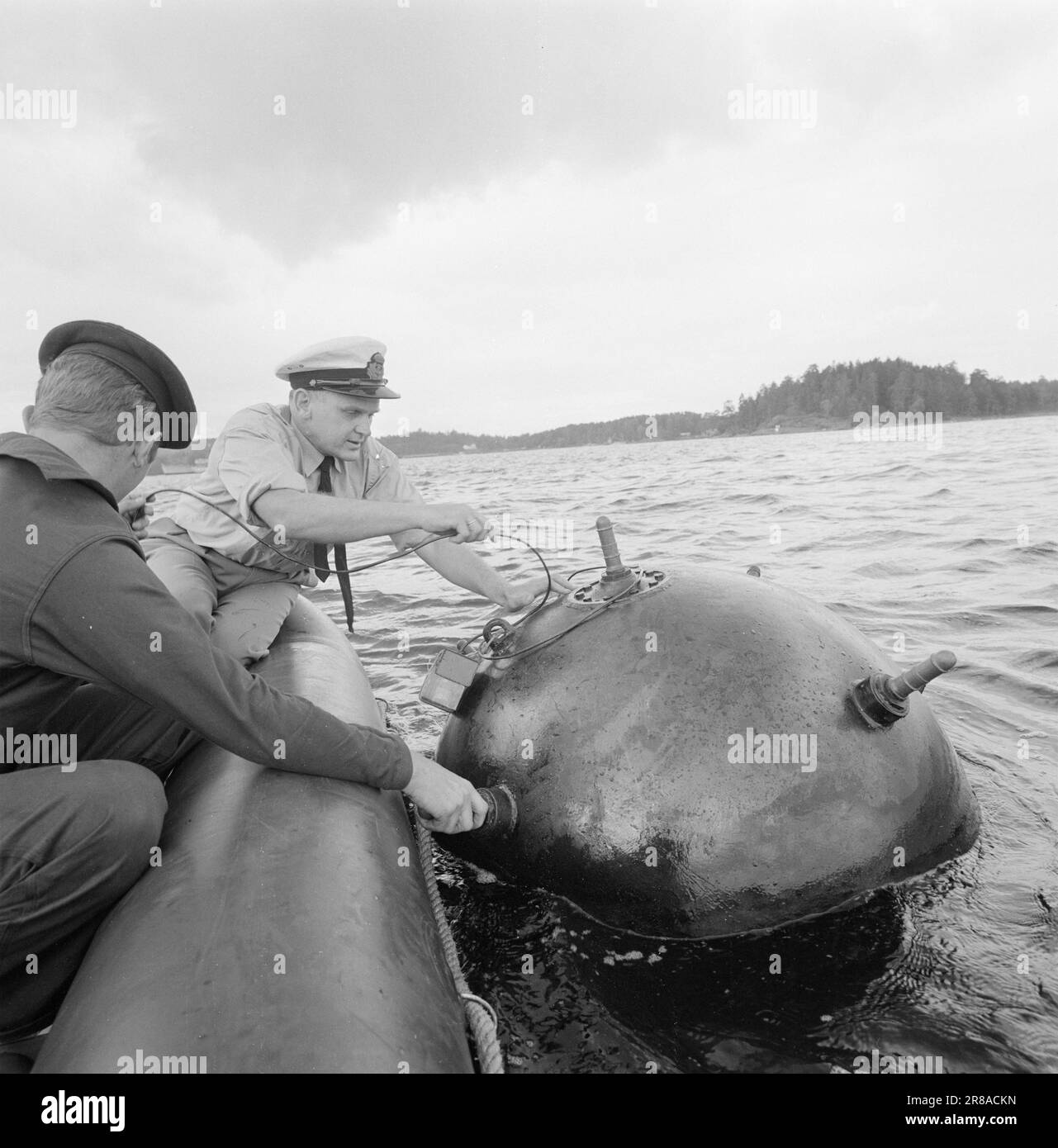 Current 33-4-1960: A horn mine is mined Mines from the war years still ...