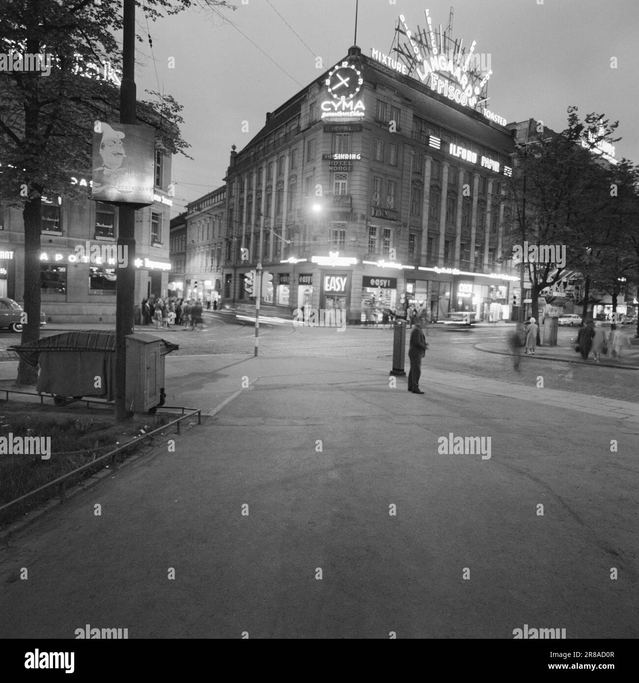 Current 25-1-1960: Where the city's pulse beats The camera reflects ...