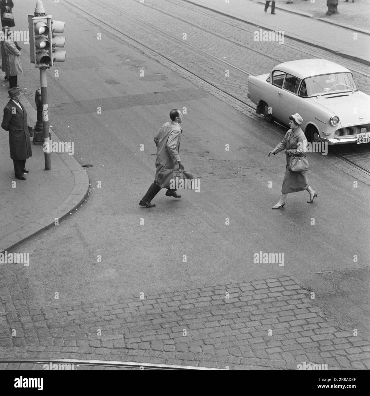 Current 25-1-1960: Where the city's pulse beats The camera reflects ...