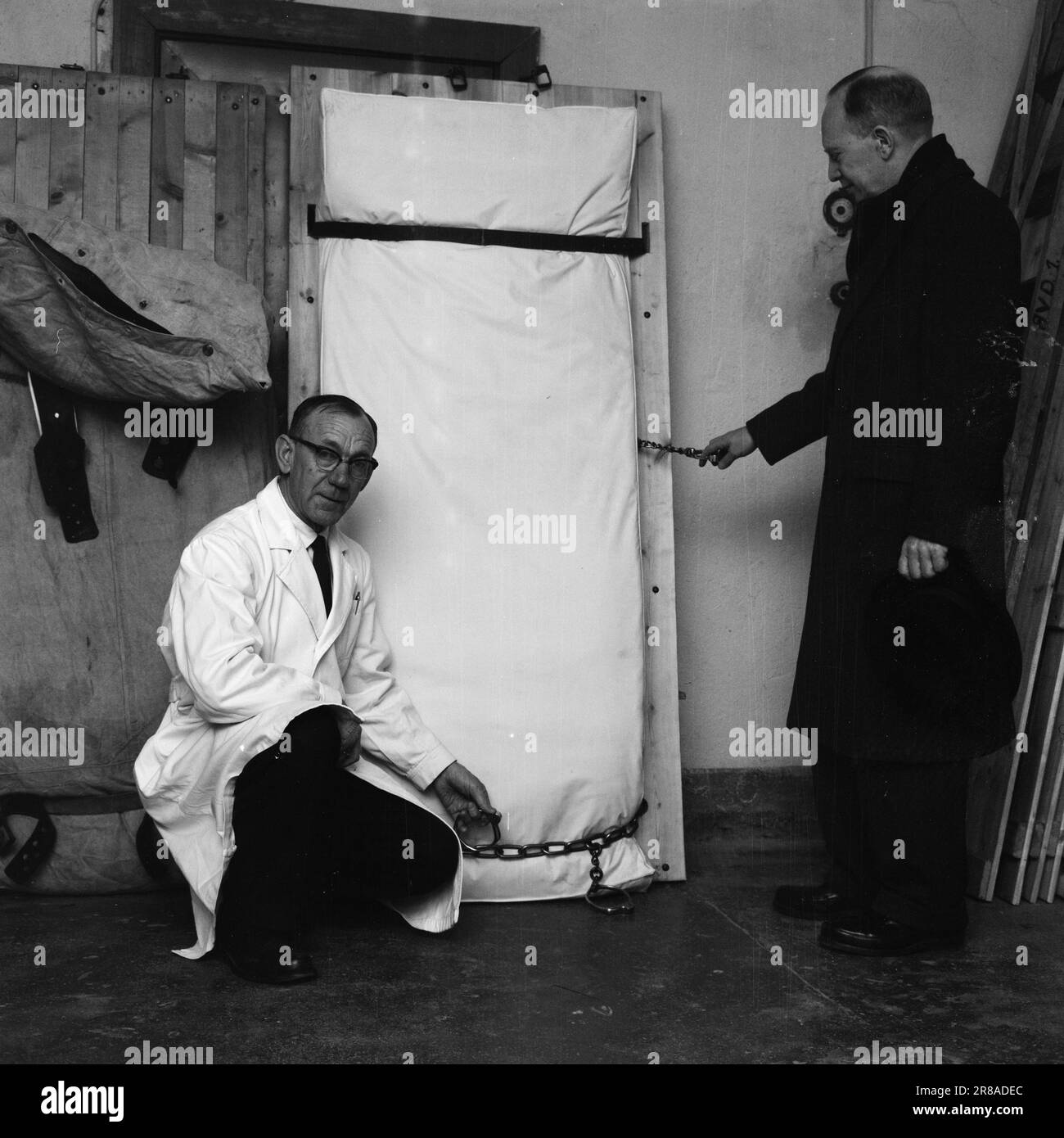 Current 3-3-1960: People behind bars What is going on behind these ...