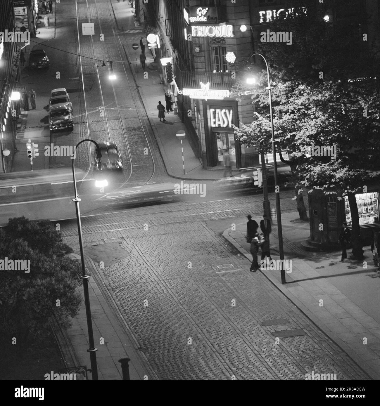Current 25-1-1960: Where the city's pulse beats The camera reflects ...