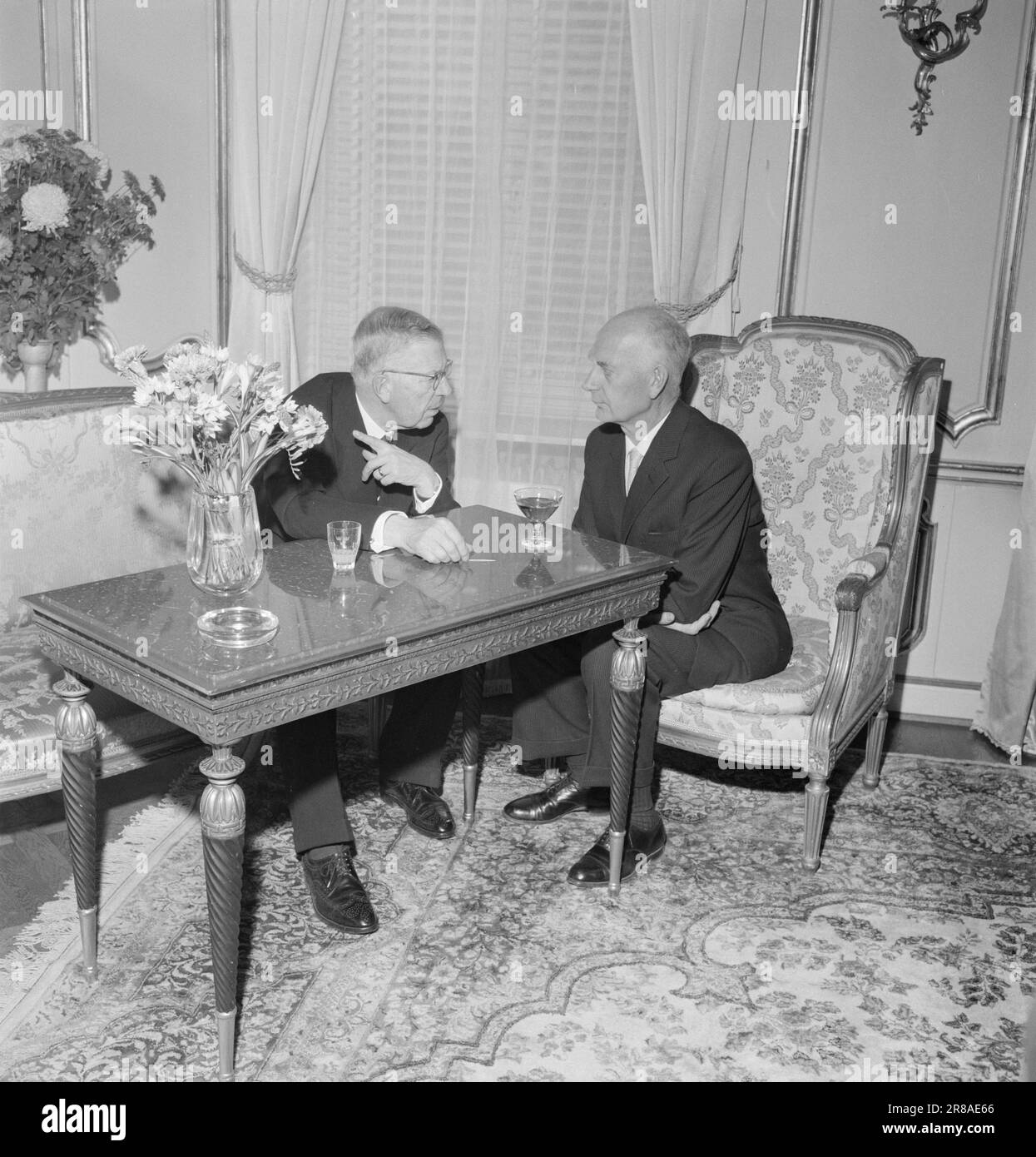 Actual 44-5-1960: A handshake Two kings and two prime ministers present ...