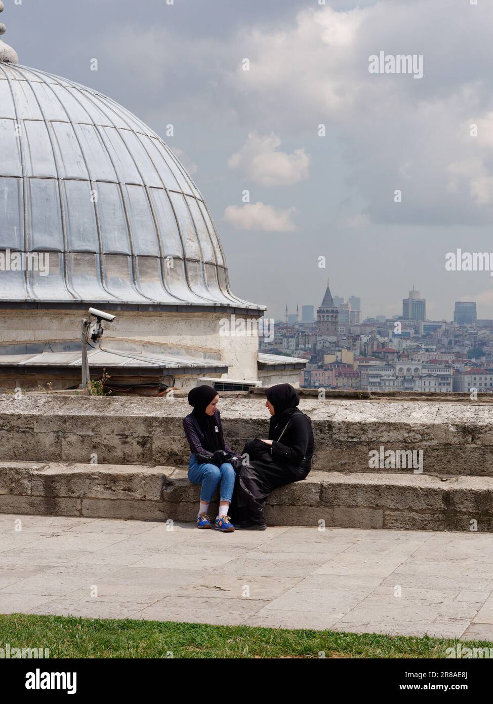 Women wearing hijabs hi-res stock photography and images - Alamy