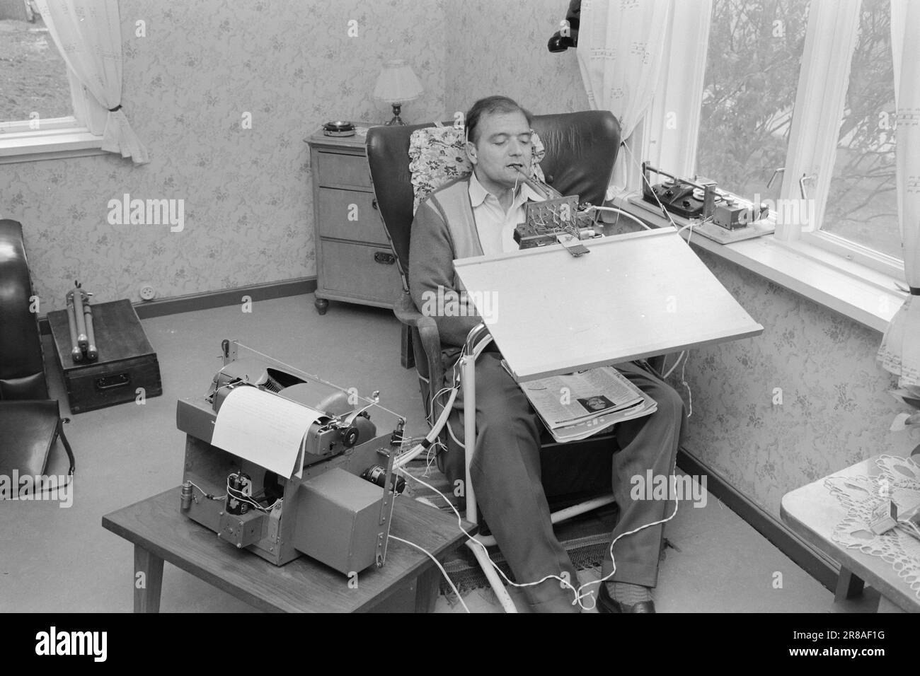Actual 27-9-1960: He writes with his lips Torbjørn Brovold, aged 41, is ...