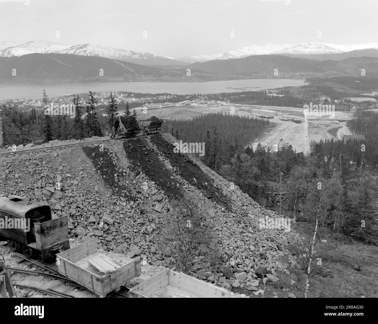 Current 14-1950: Jernverket in Mo i Rana. Well over 800 men are in the ...