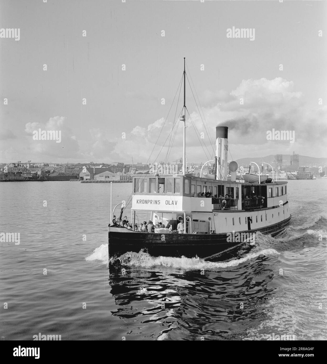 Actual 16-1950: The fjord's included swans.Steamboats in the Oslofjord ...