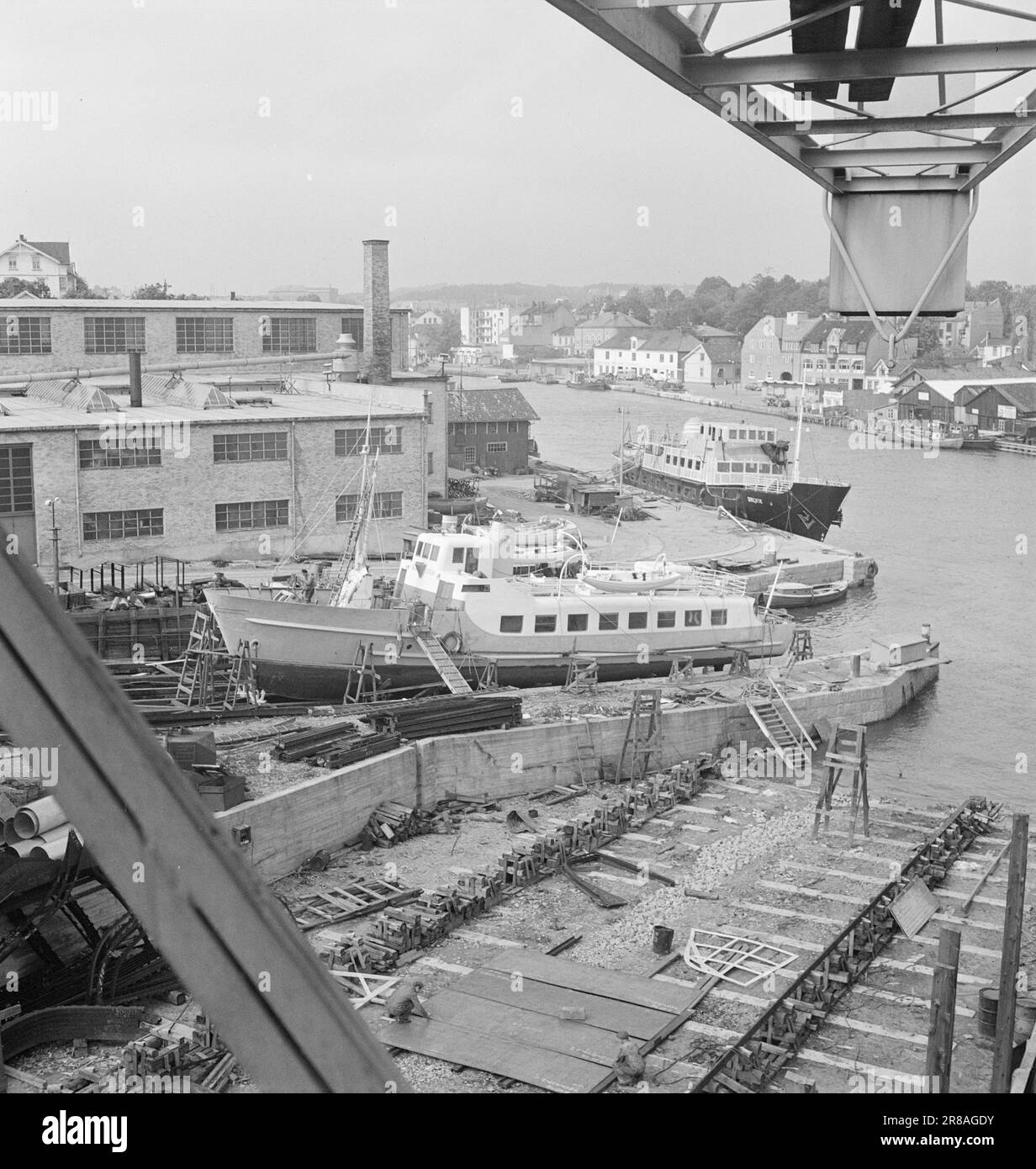 Actual 14-1949: Sjøbuss factory [picture 0002]Landeveien's buses have ...