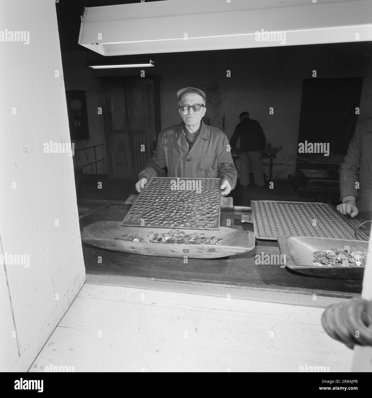Current 6-2-1960: Krona's birth and death Aktuell has followed the ...