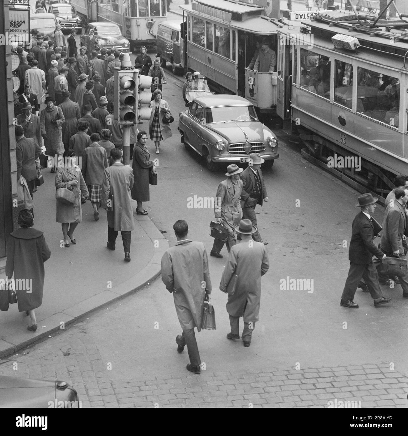 Current 25-1-1960: Where the city's pulse beats The camera reflects ...