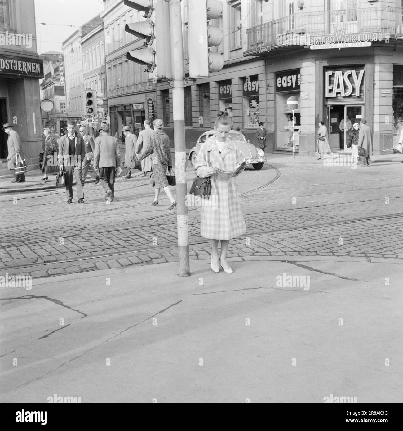 Current 25-1-1960: Where the city's pulse beats The camera reflects ...