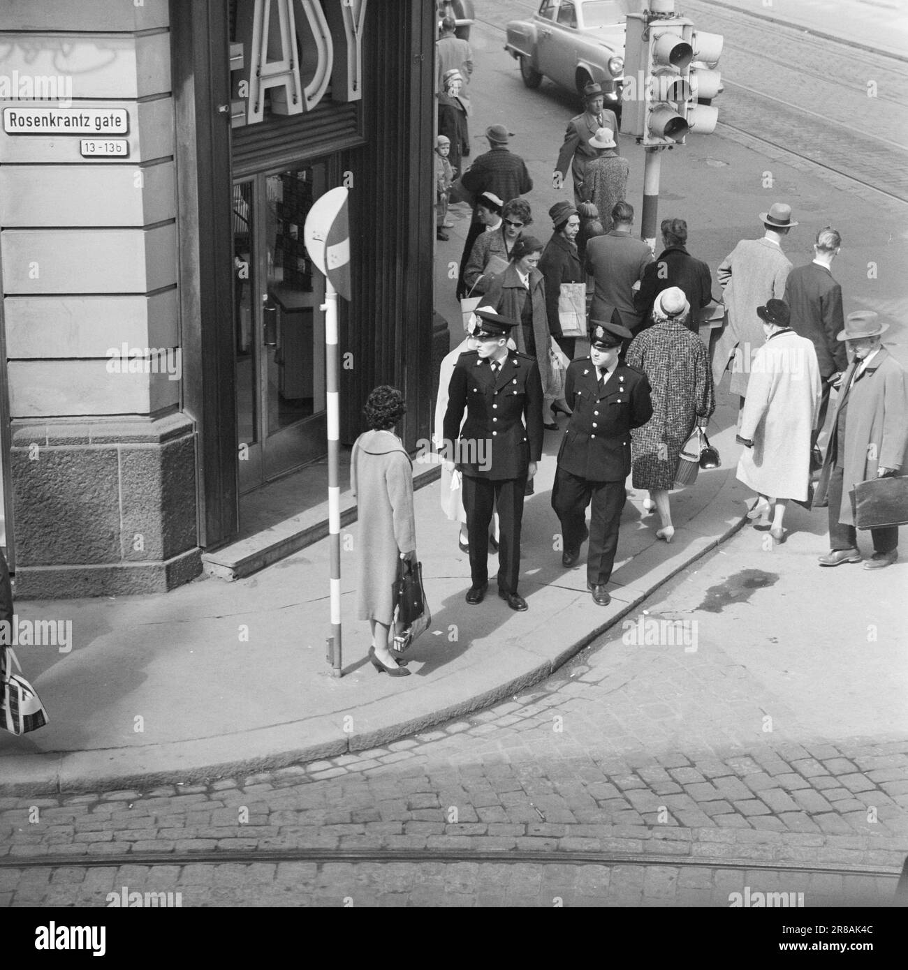 Current 25-1-1960: Where the city's pulse beats The camera reflects ...