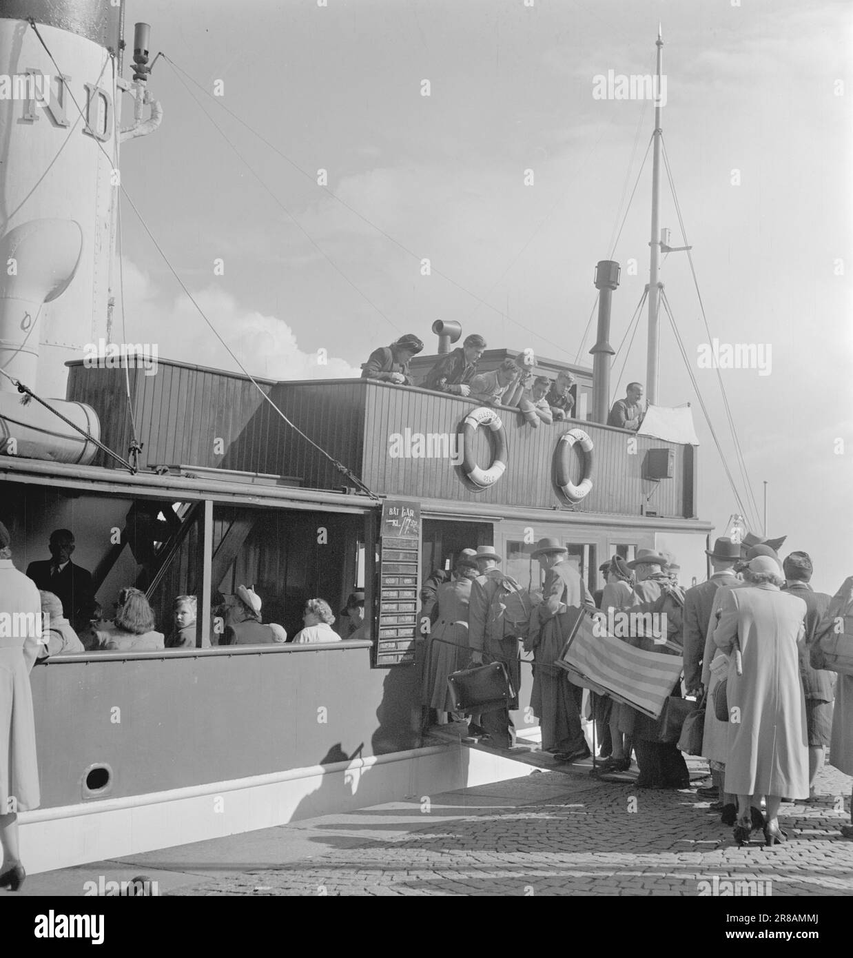 Actual 16-1950: The fjord's included swans.Steamboats in the Oslofjord ...