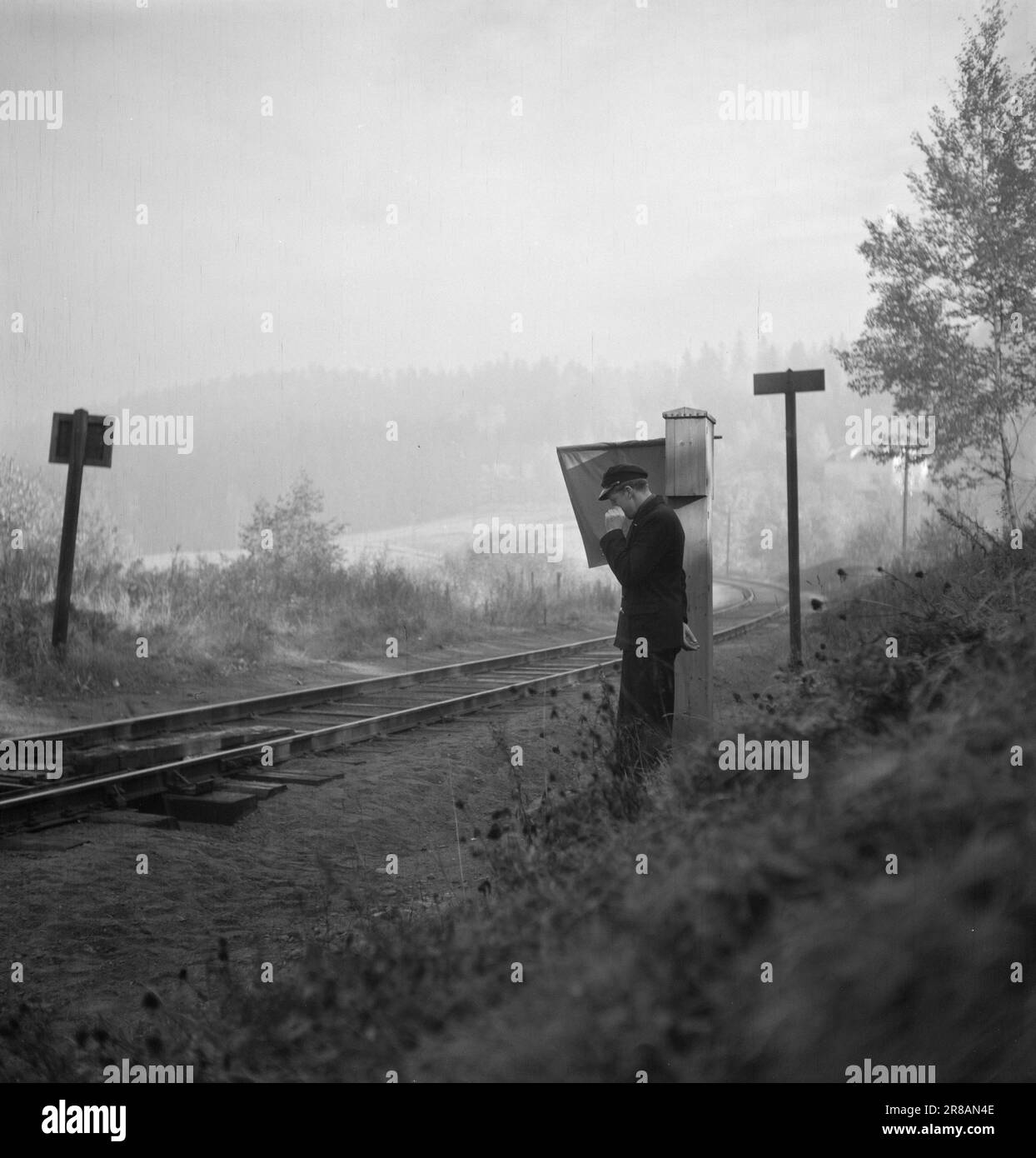 current-25-26-1948-do-they-feel-safe-on-a-train-at-full-speed-picture