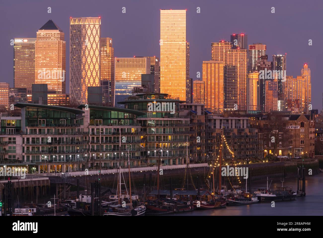 Canary wharf skyline at dusk hi-res stock photography and images - Alamy