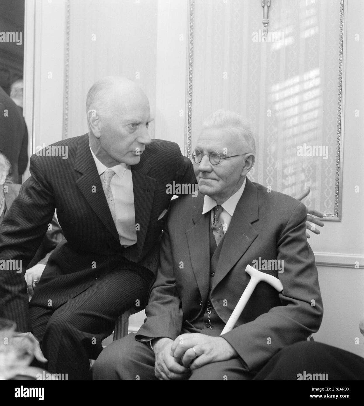 Actual 44-5-1960: A handshake Two kings and two prime ministers present ...