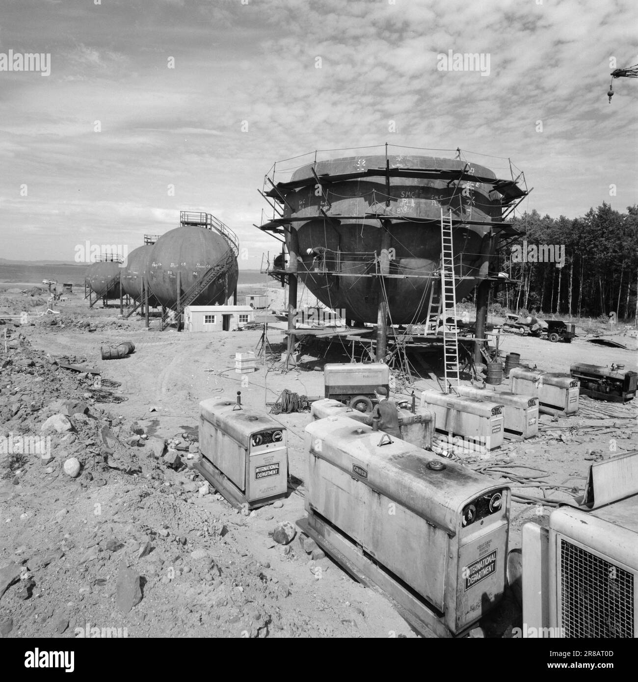 Current 30-4-1960: Norwegian Venezuela Norway's first oil refinery is ...