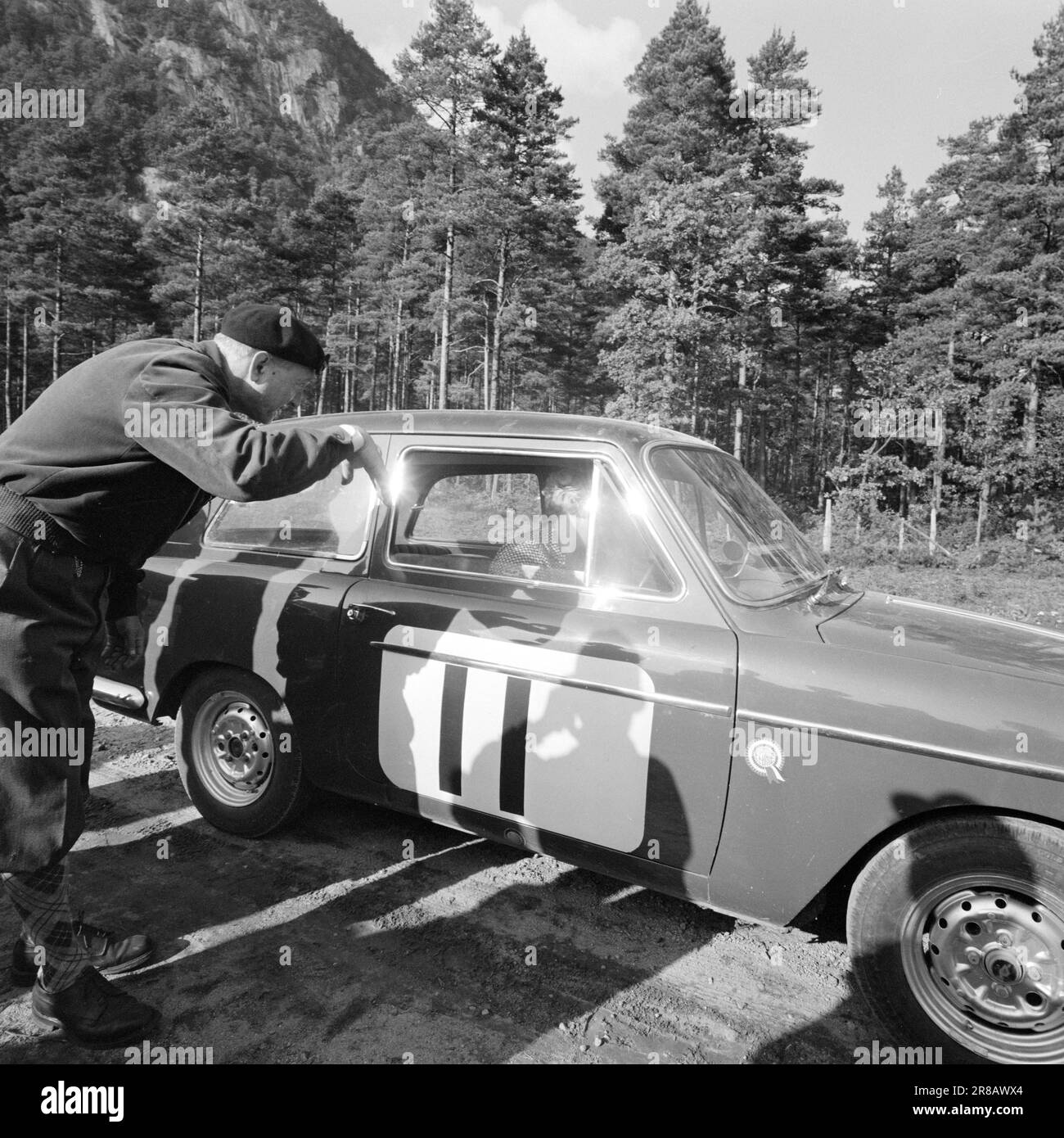 Actual 42-3-1960: Speed fever in sharp curves For 42 hours, we followed ...