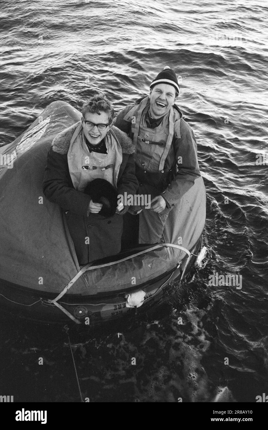 Current 15-6-1960 : When ships go down Aktuell's employee tries out new ...