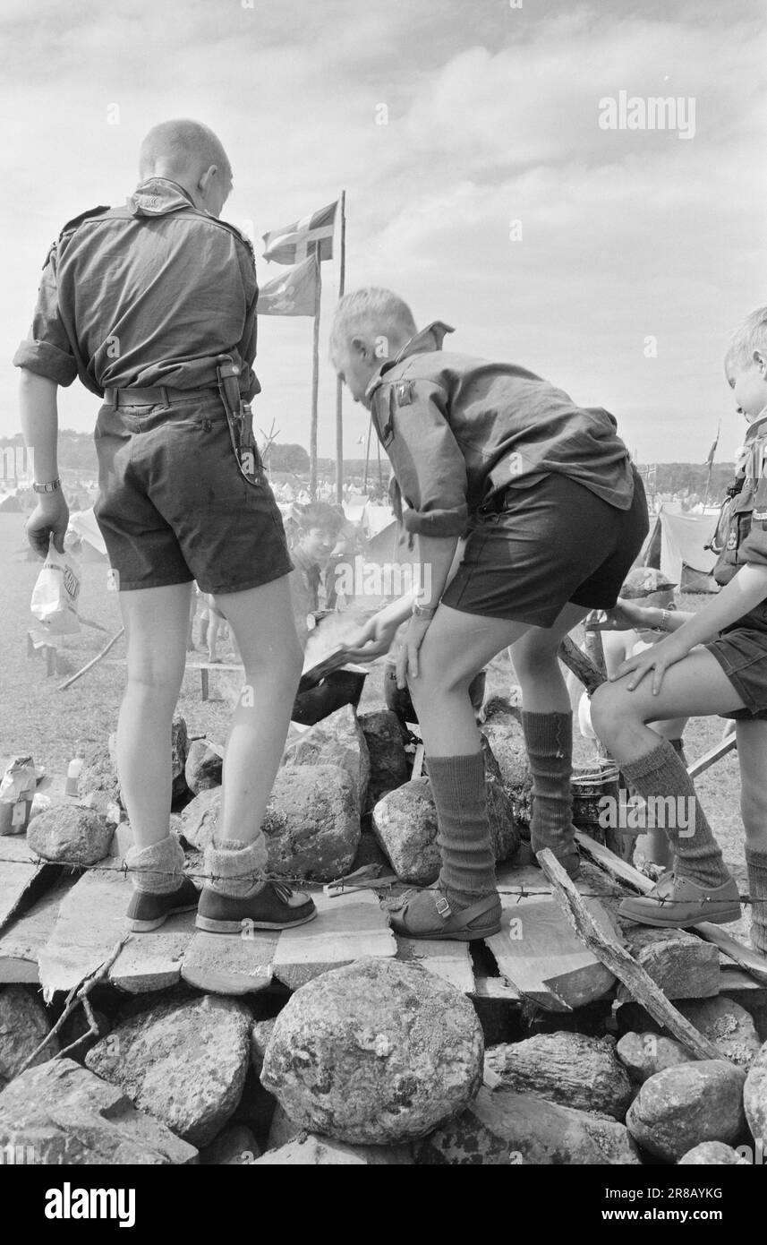 Actual 35-3-1960: 9,000 set up camp Giant camp on historical grounds ...