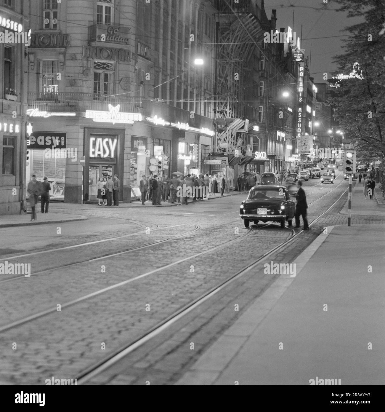 Current 25-1-1960: Where the city's pulse beats The camera reflects ...