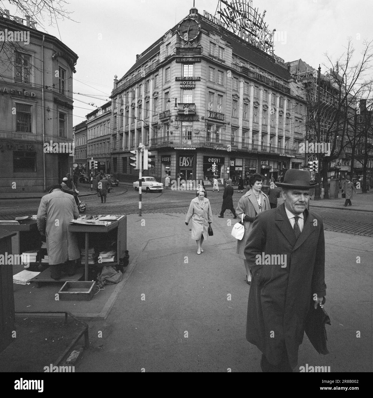 Current 25-1-1960: Where the city's pulse beats The camera reflects ...