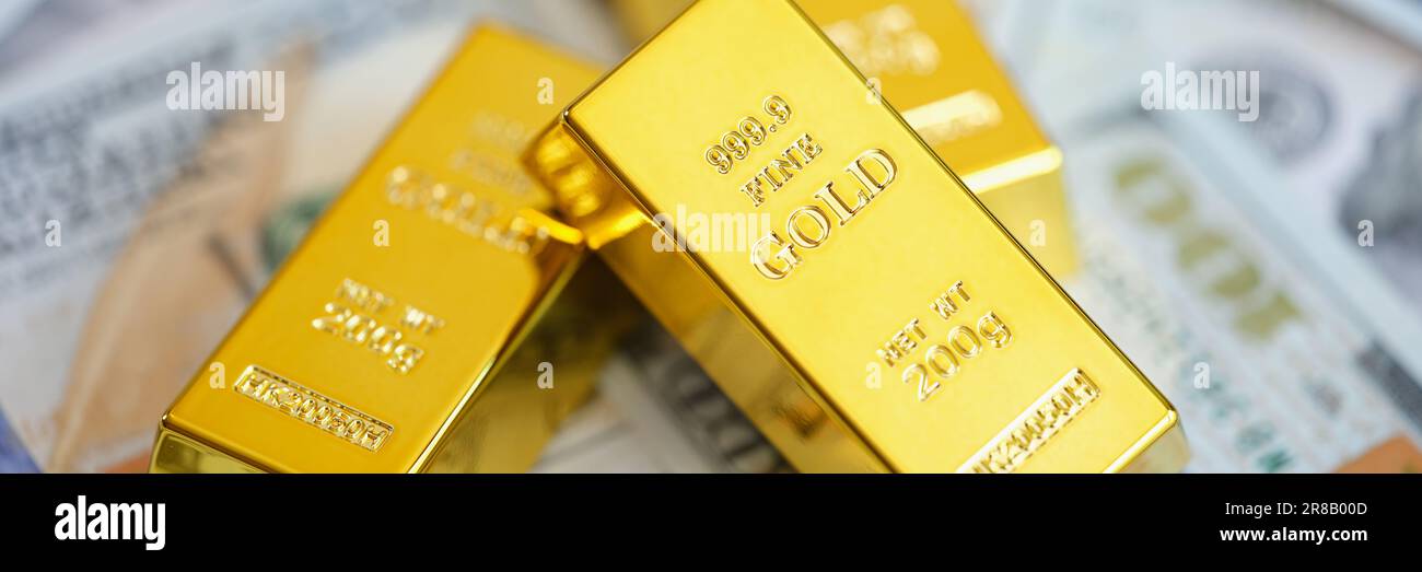 Gold bars on us dollar banknotes hi-res stock photography and images ...