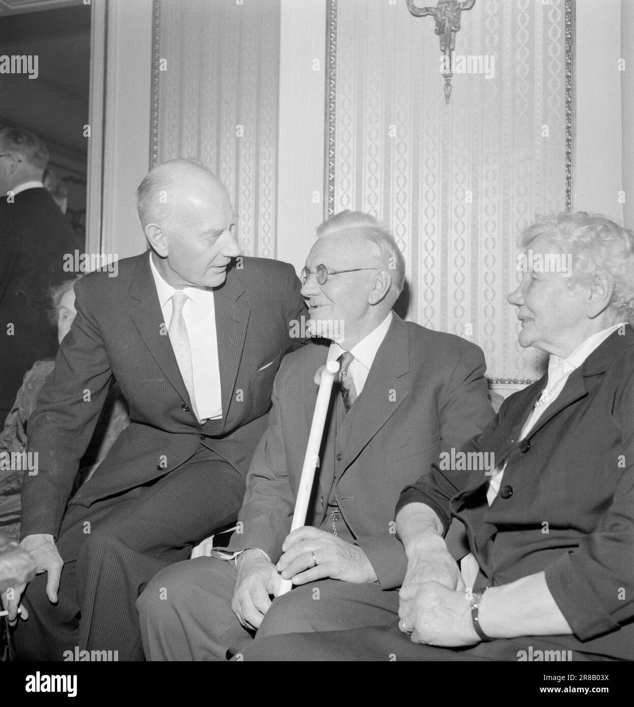 Actual 44-5-1960: A handshake Two kings and two prime ministers present ...