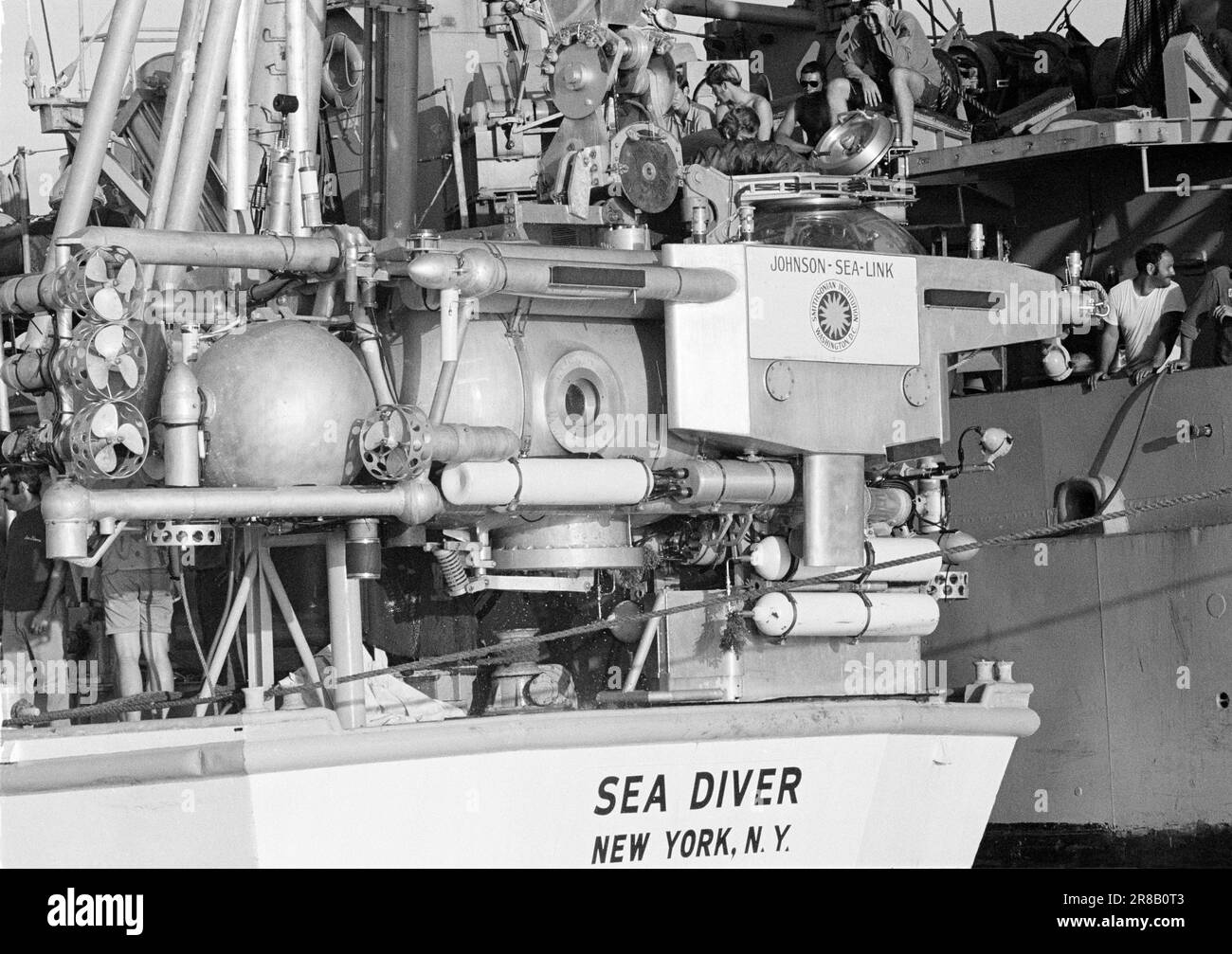 The Johnson Sea Link sits on the deck of its mother ship, Sea Diver ...