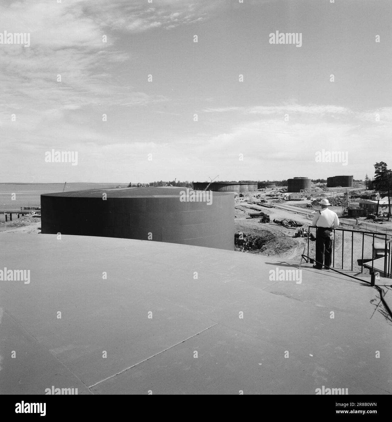 Current 30-4-1960: Norwegian Venezuela Norway's first oil refinery is ...