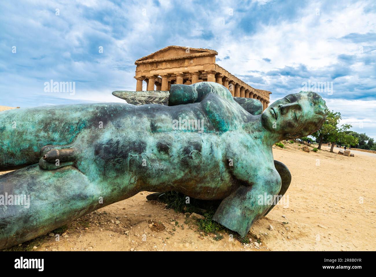 Temple of Concordia and the Icarus bronze statue in the Valle dei ...