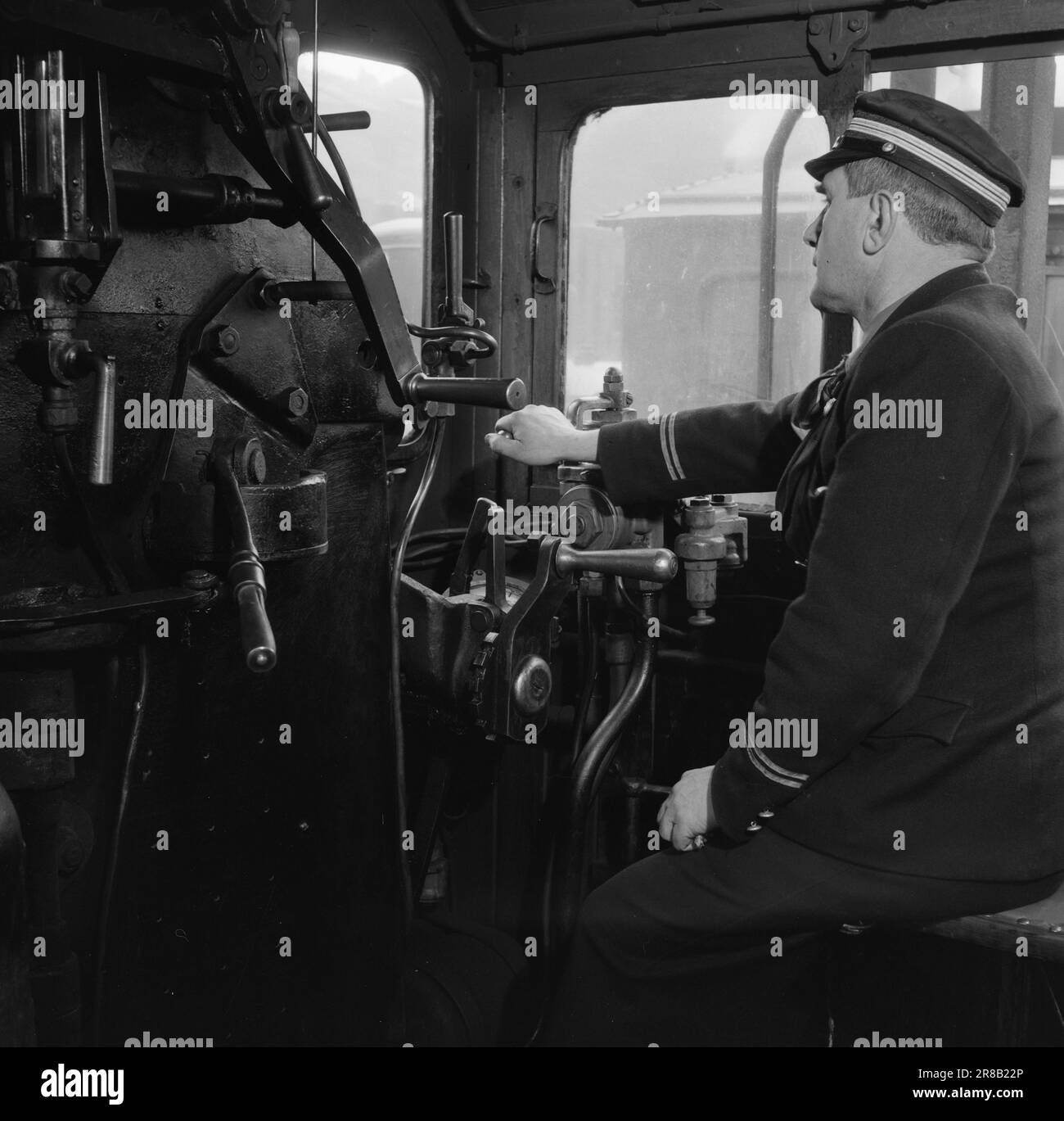 Actual 25-26-1948: Do they feel safe on a train at full speed [picture ...