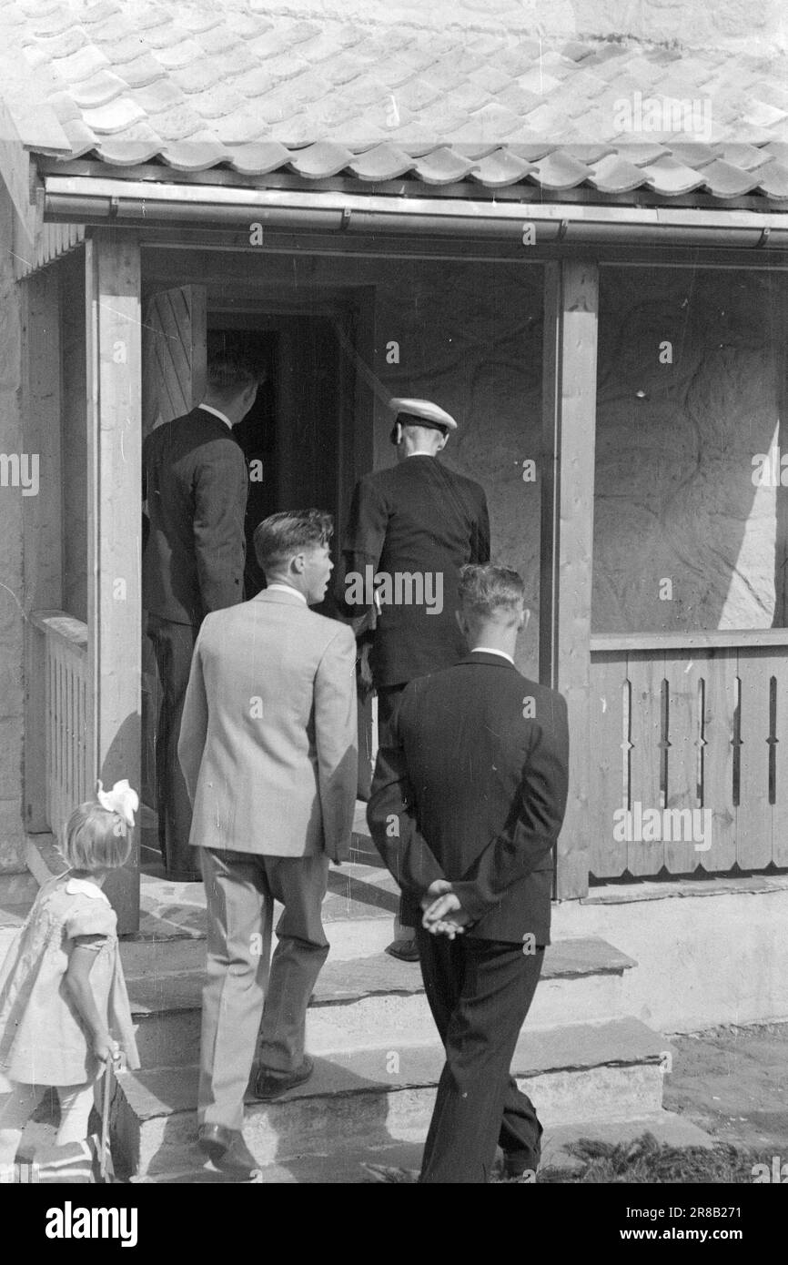Current 14-3-1947: The King numberOut among people King Haakon 7th ...