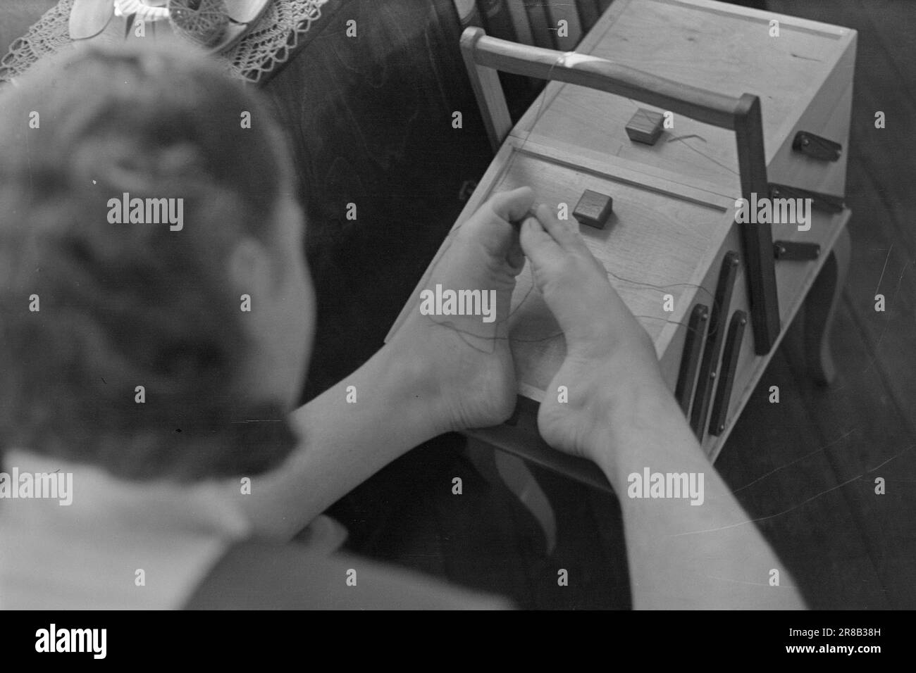 Actual 20-4-1947: Armless Tønsberg girlArmless Tønsberg girl who stands ...