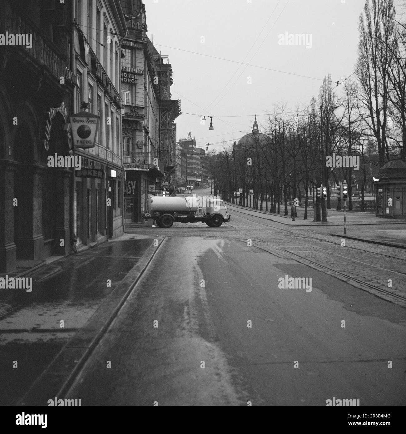 Current 25-1-1960: Where the city's pulse beats The camera reflects ...