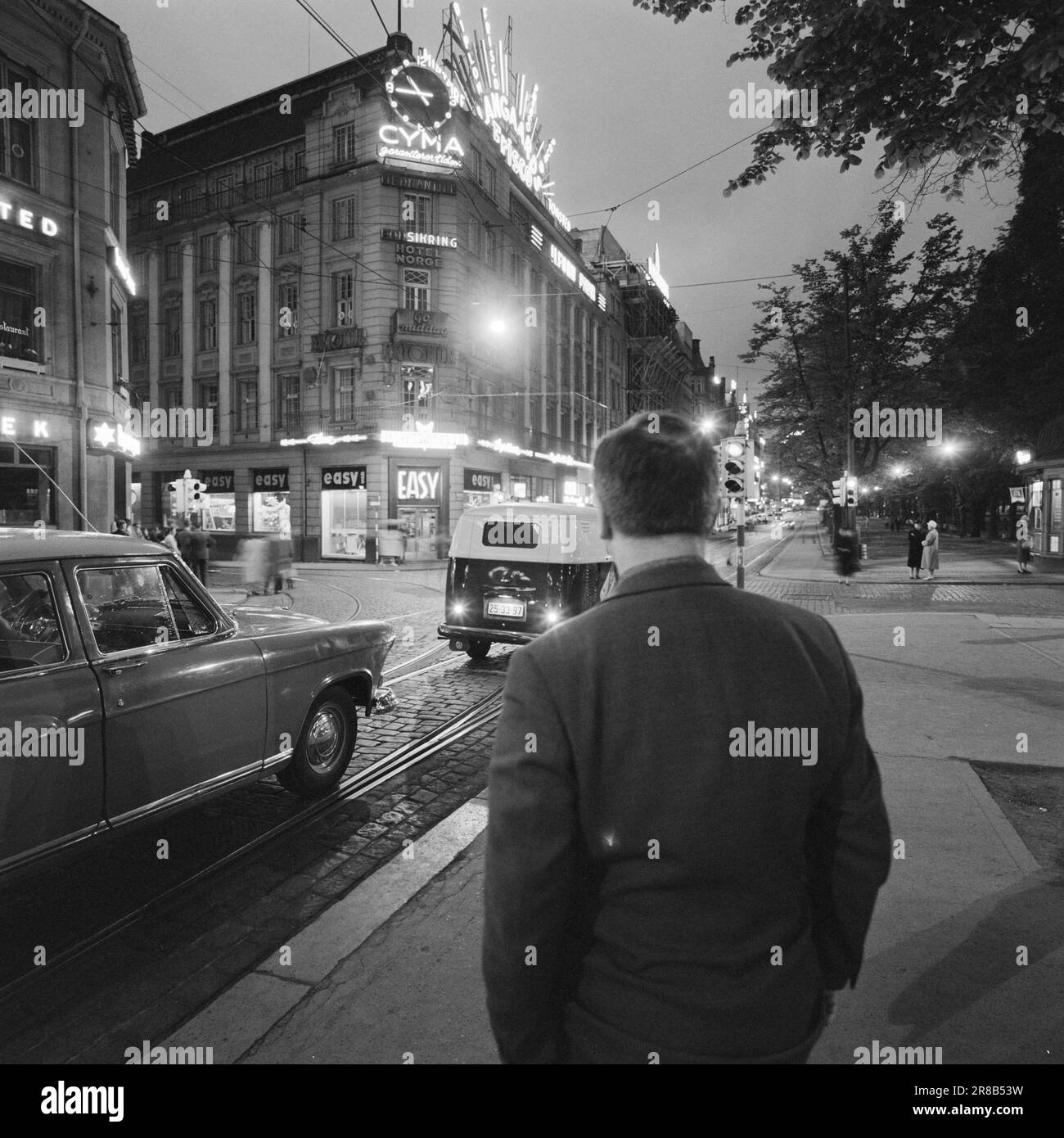 Current 25-1-1960: Where the city's pulse beats The camera reflects ...