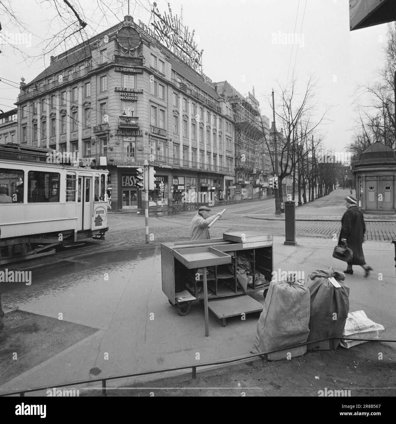 Current 25-1-1960: Where the city's pulse beats The camera reflects ...