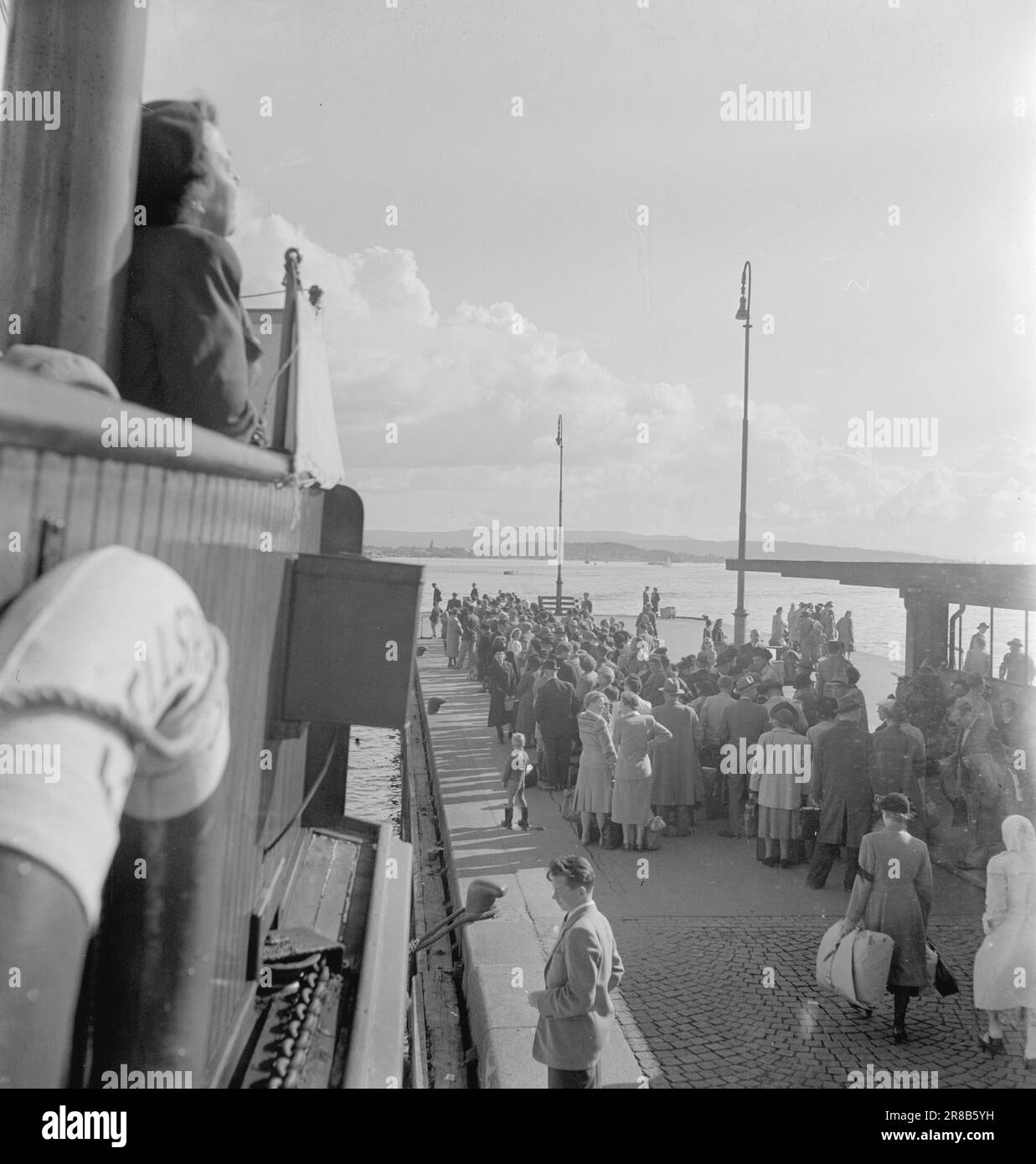 Actual 16-1950: The fjord's included swans.Steamboats in the Oslofjord ...