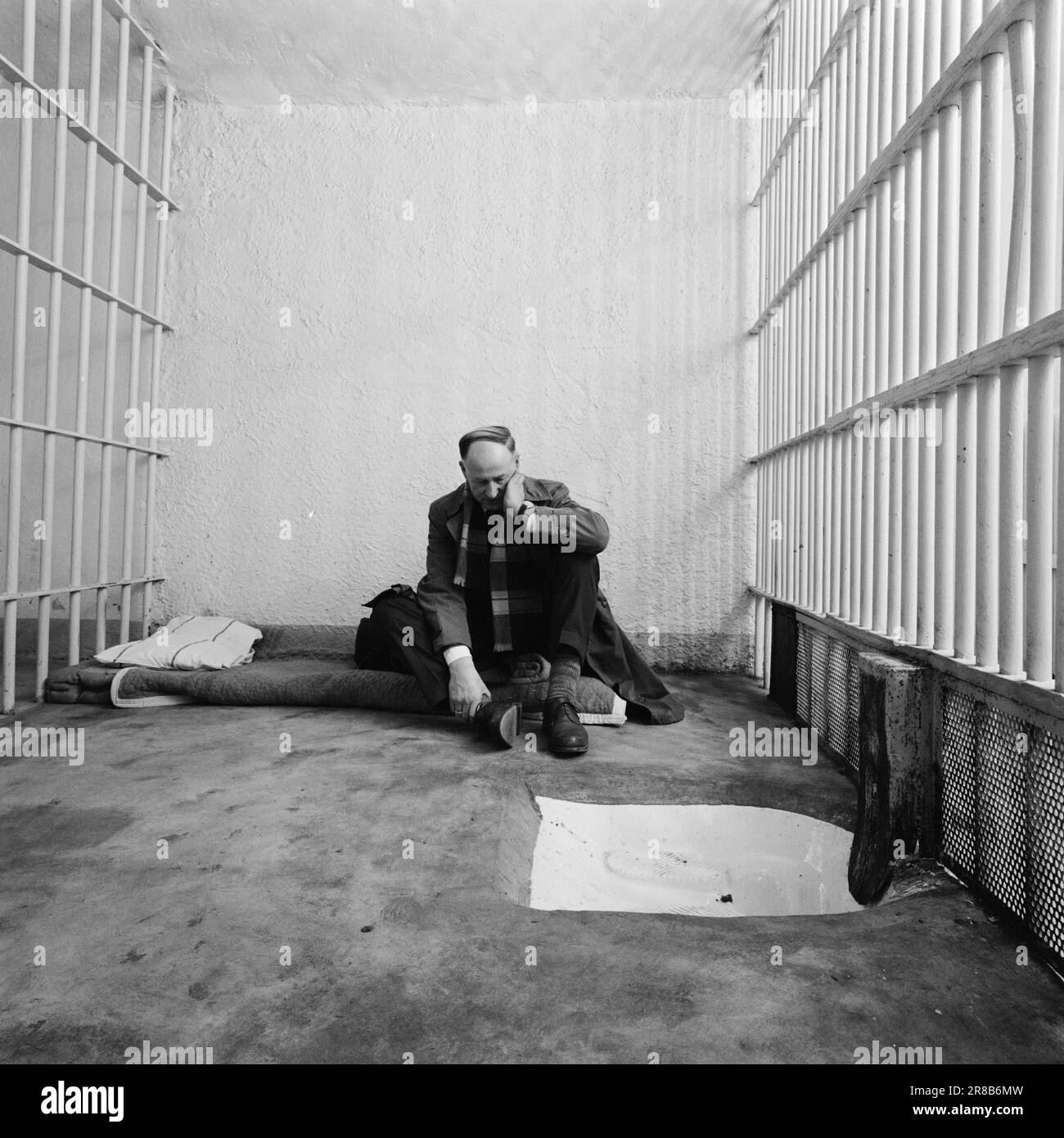 Current 3-3-1960: People behind bars What is going on behind these ...