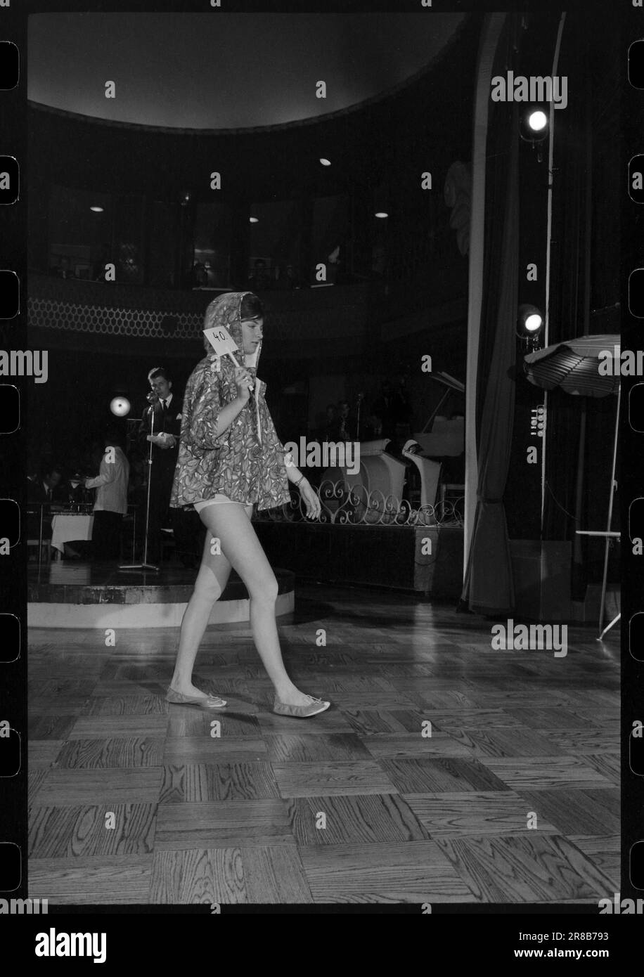 Actual 21-5-1960 : Søtten-Stil At a mannequin show at Regnbuen in Oslo ...