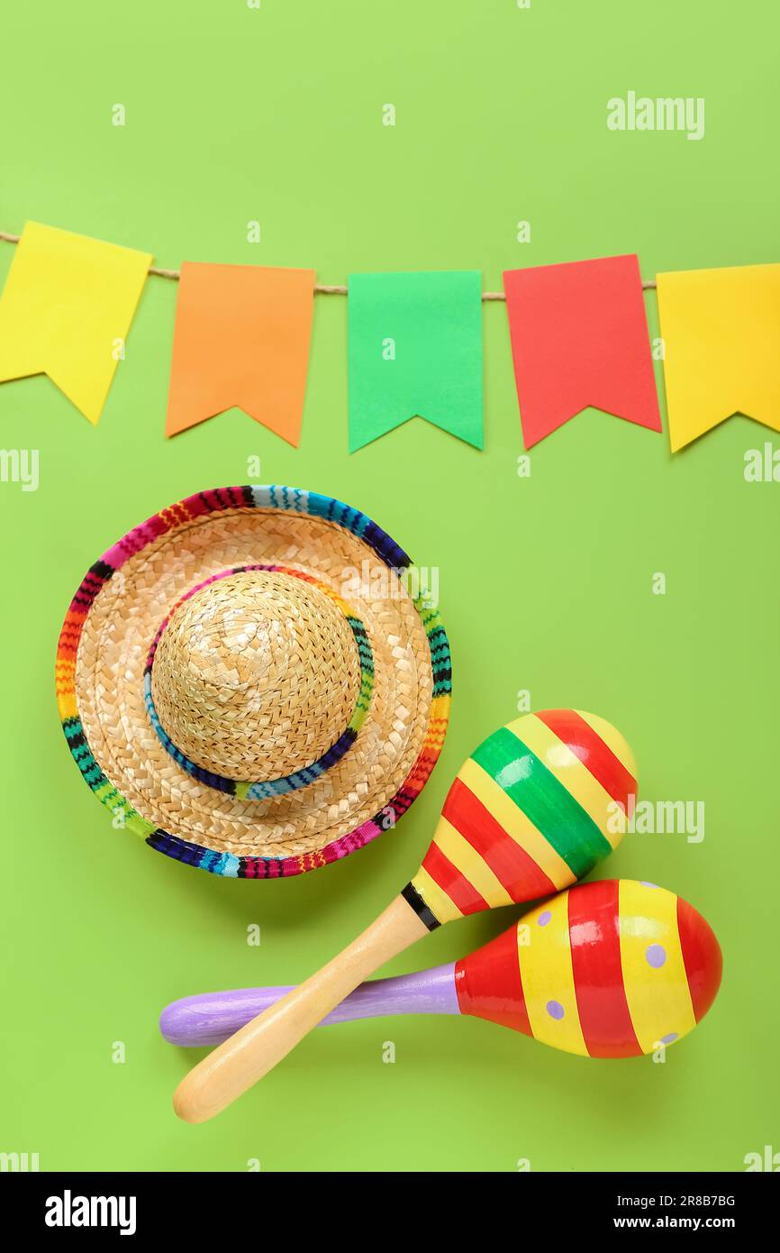 Mexican maracas with sombrero hat and flags on green background Stock ...