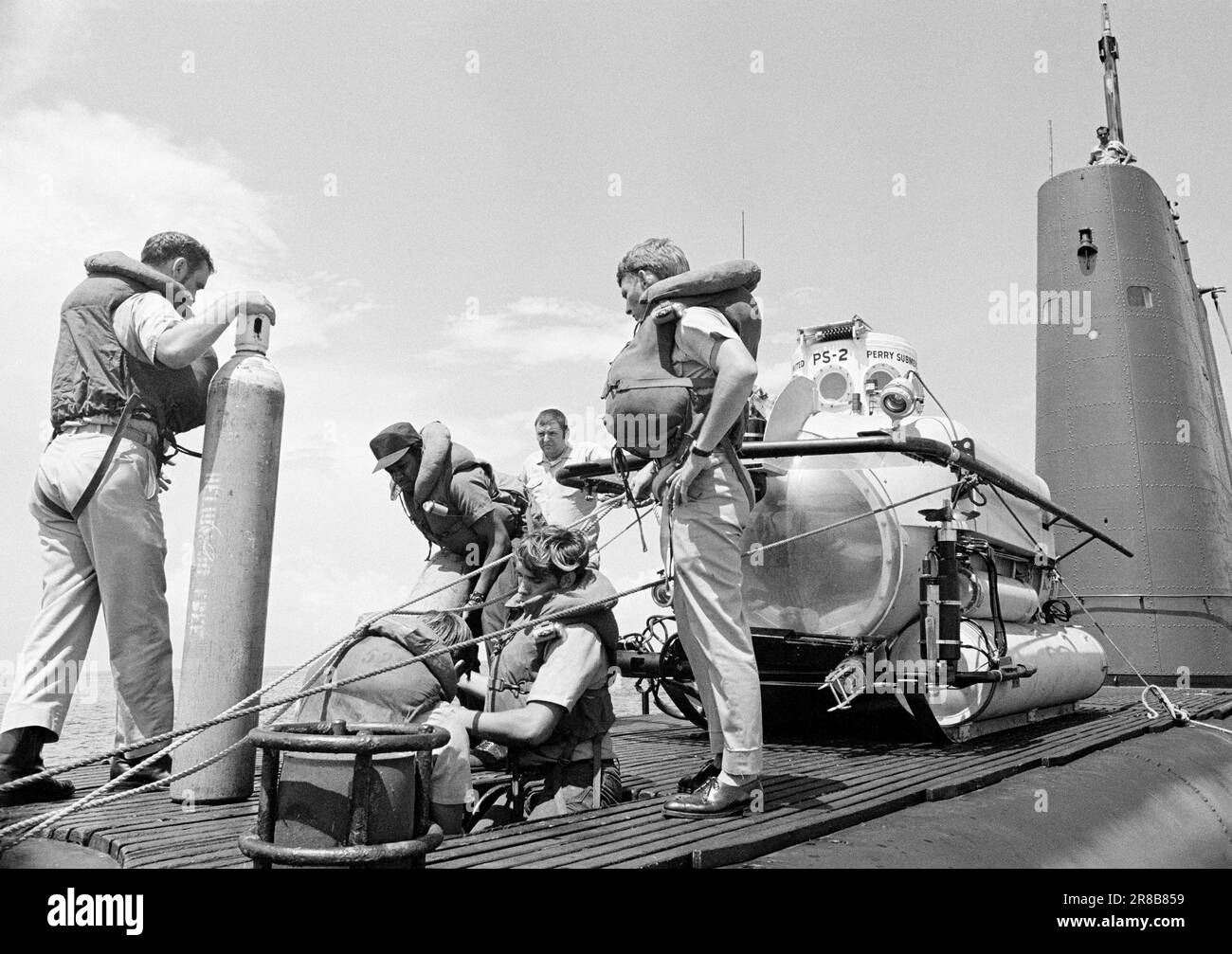 Navy submarine Amberjack, with a Perry Mini-sub tied on its bow, moves ...