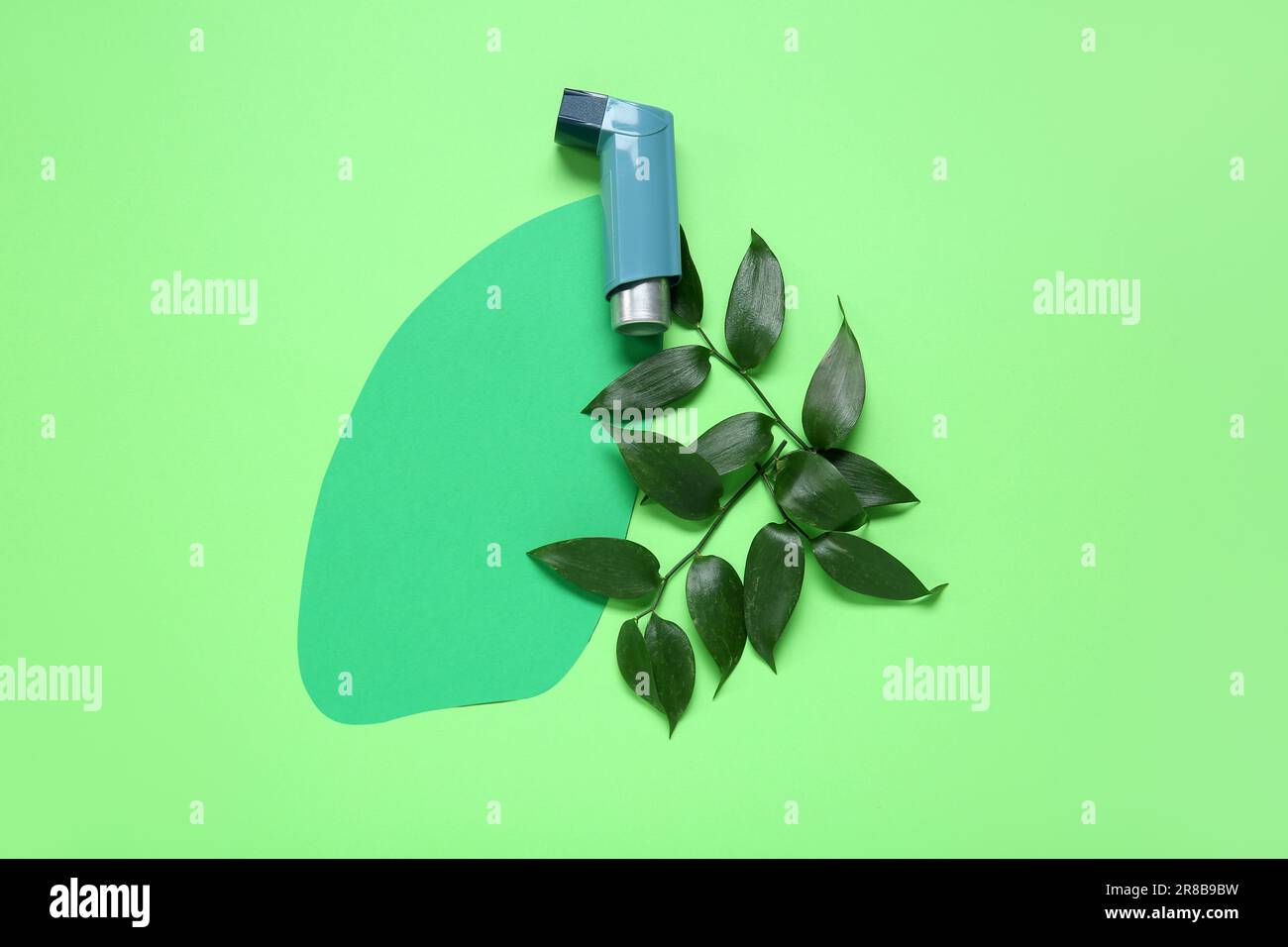 Paper lungs with leaves and asthma inhaler on green background Stock ...